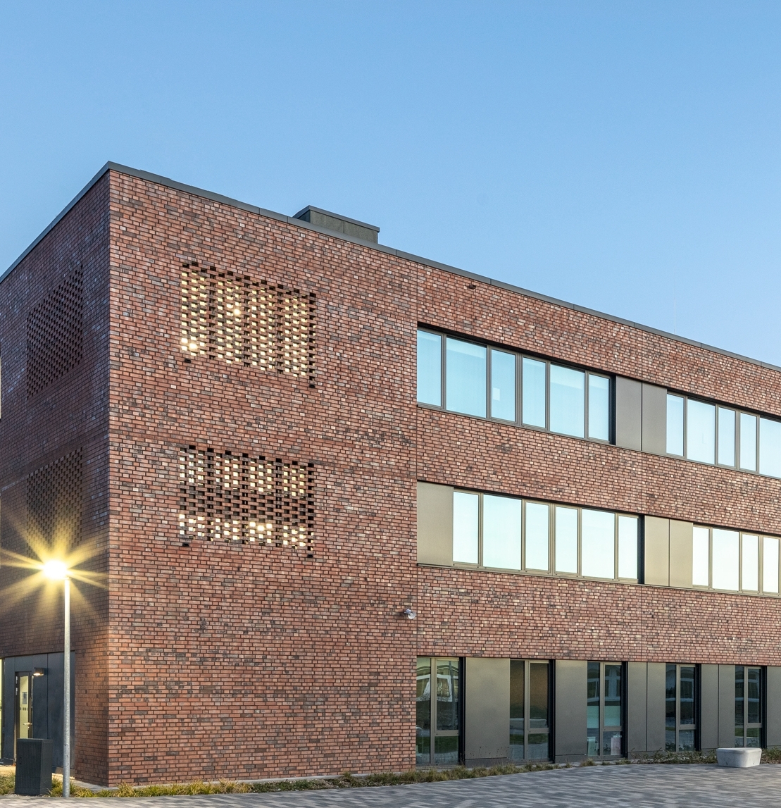 Klasse gemacht: Schule saniert und erweitert - BundesBauBlatt | BBB ...