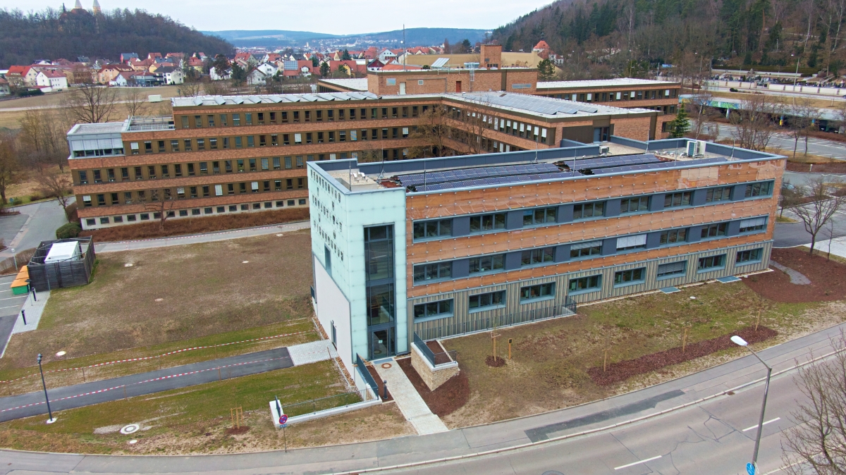 Eindrucksvoll präsentiert: Holz und Glas - BundesBauBlatt | BBB ...